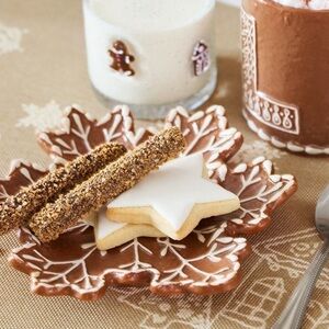 Pottery Barn | Dining | Pottery Barn Gingerbread Snowflake Plates Set ...